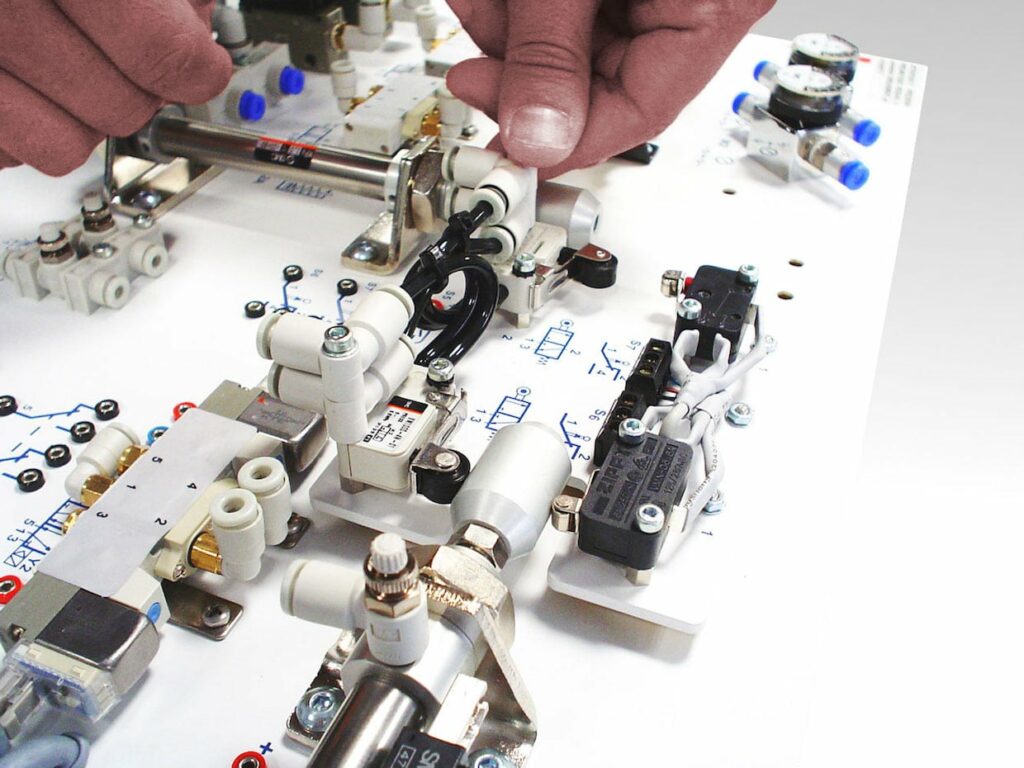Compact Pneumatics Training System – DAKTIC